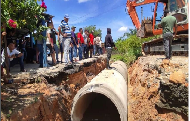 Colapsó alcantarillado de la vía Machiques Colón - Qué Pasa