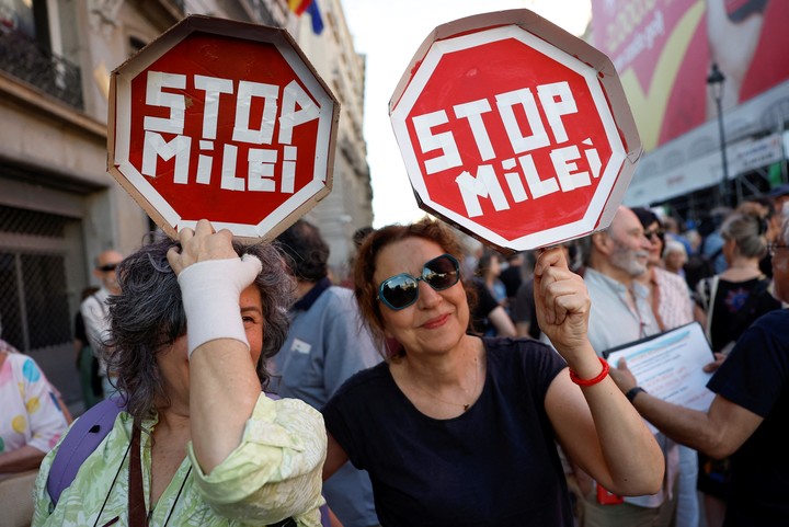Activistas de Femen protestaron ante la llegada de Milei a Madrid - Qué ...
