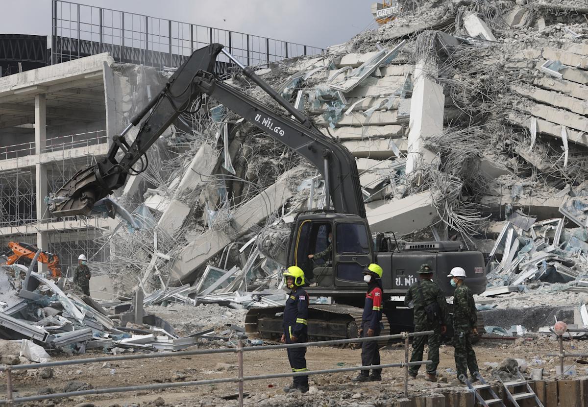 Bangkok busca a 79 personas atrapadas entre los escombros de edificio tras terremoto - Qué Pasa