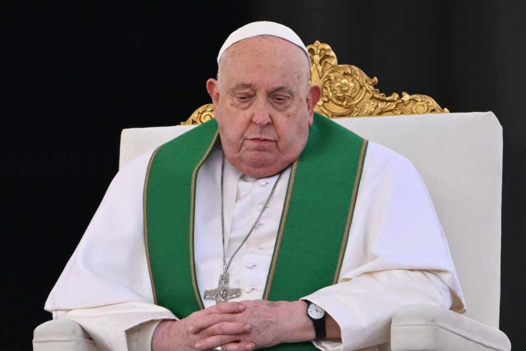 El papa continúa mejorando en su capacidad de hablar y trabaja sentado ...